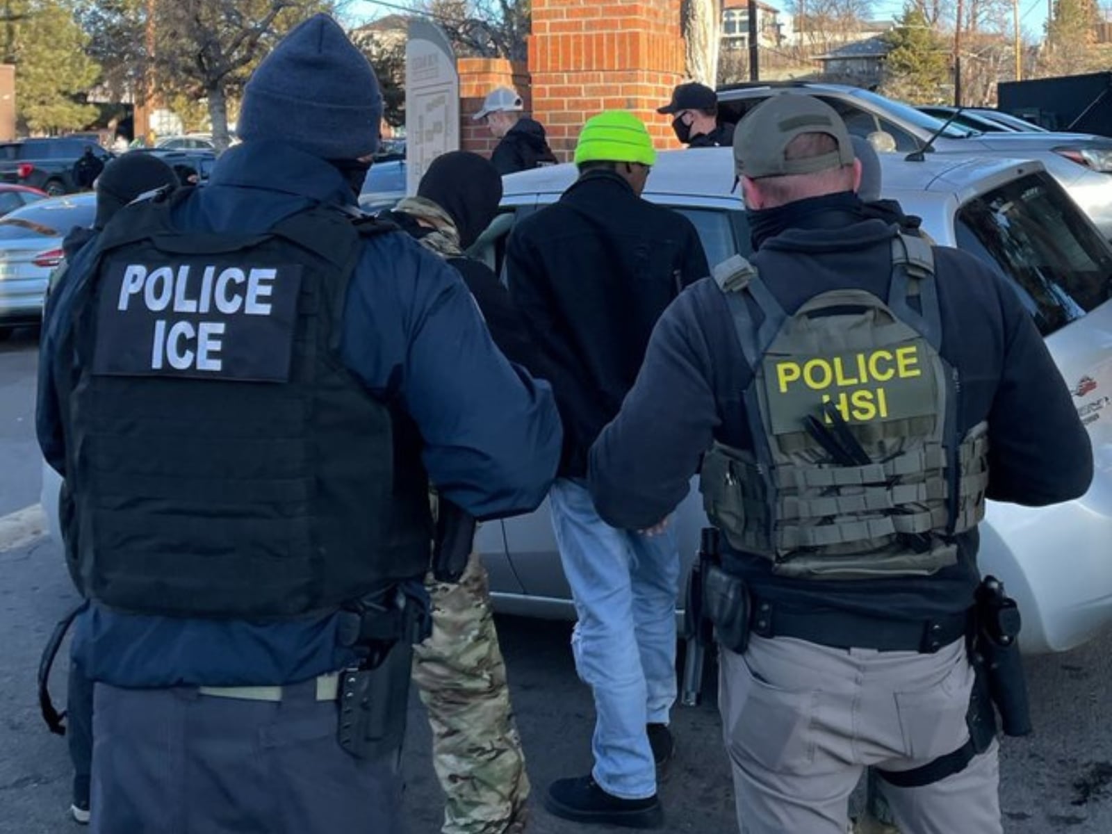 ICE junto a la DEA y el FBI detienen a cien presuntos pandilleros ...